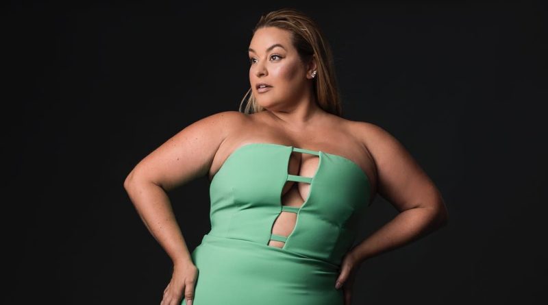 Plus Size Model Laura Lee - The Curvy List